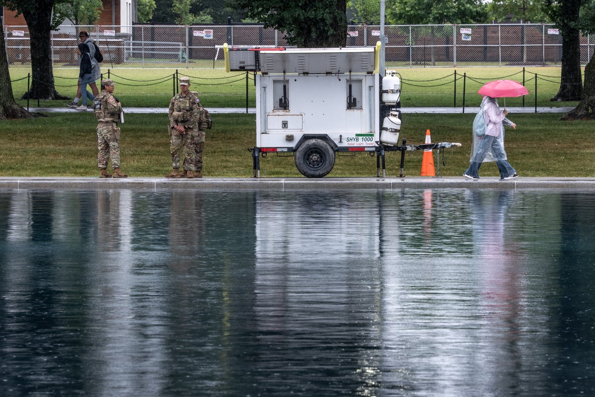 Workers put fence around Reflecting Pool amid Trump’s renovation chaos