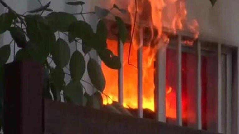 Massive fire breaks out in slums near Delhi’s Udyog Bhawan