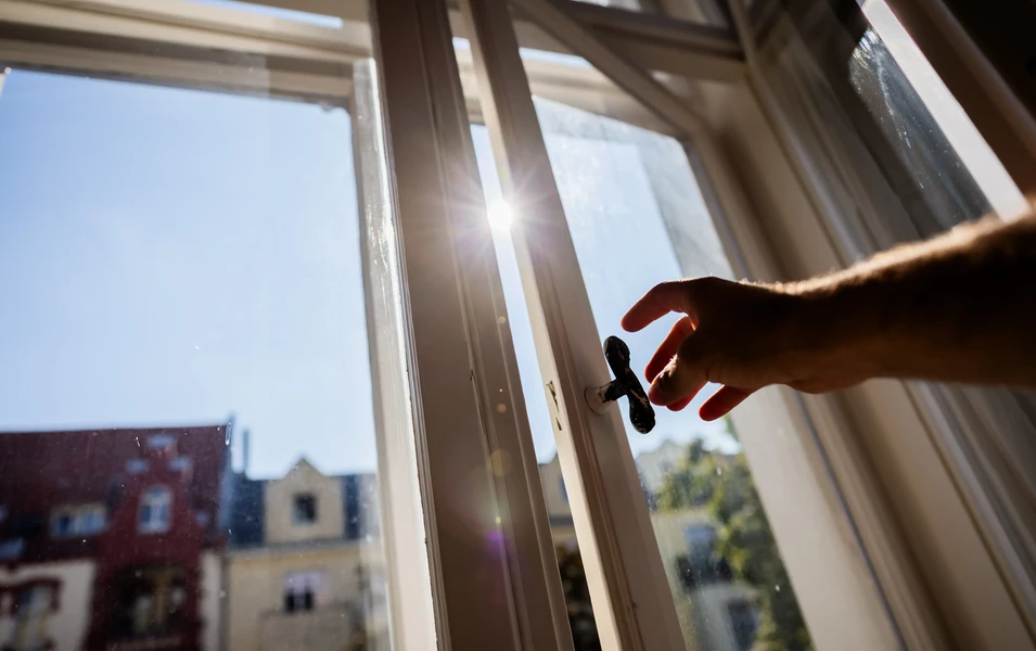 Living without sunlight linked to health and social strain