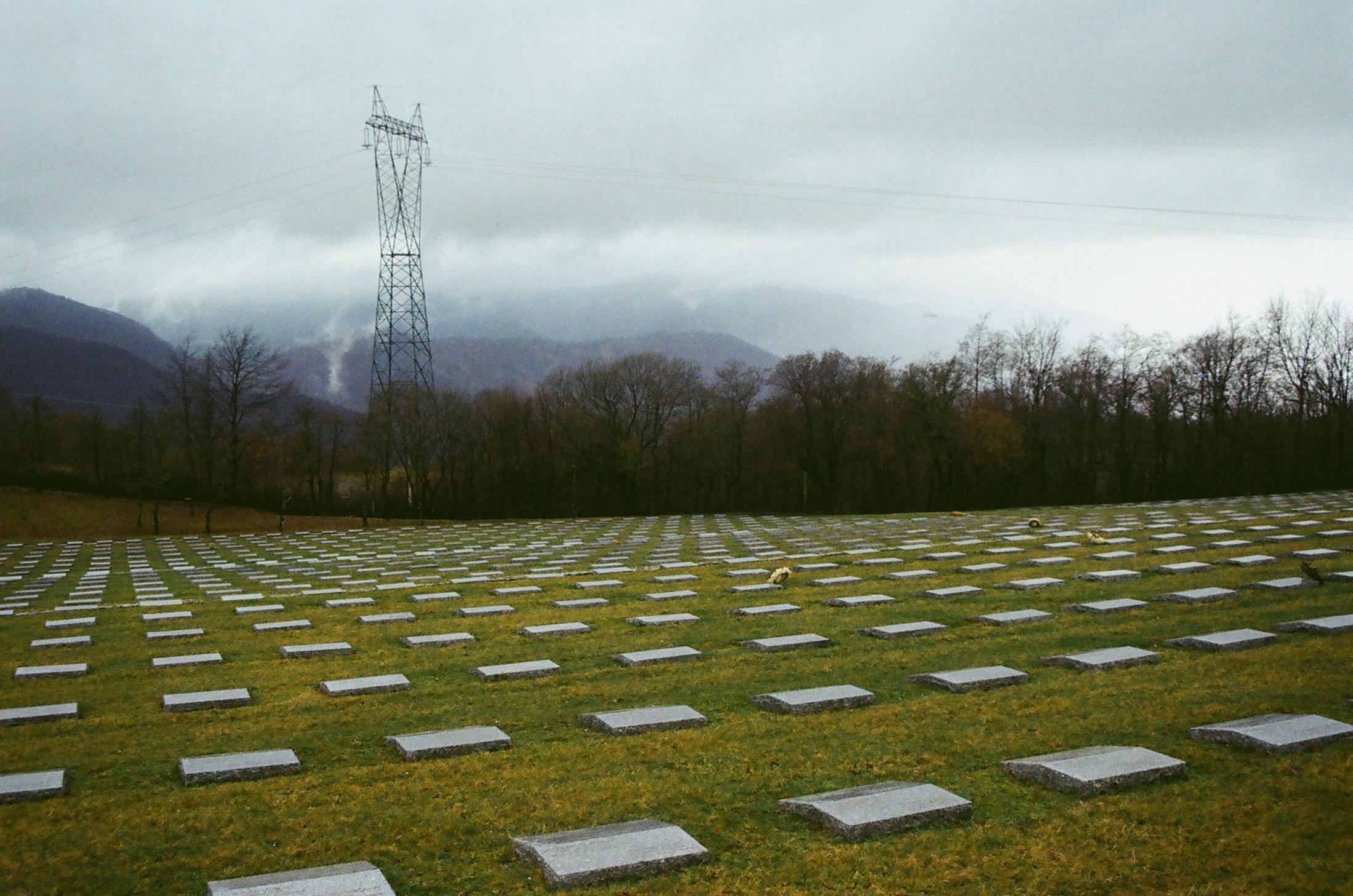 Labirinto di pietra tra le montagne. Il cimitero della Futa come location