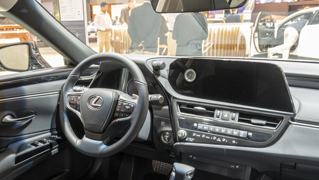 2026 Lexus ES hybrid and EV compared