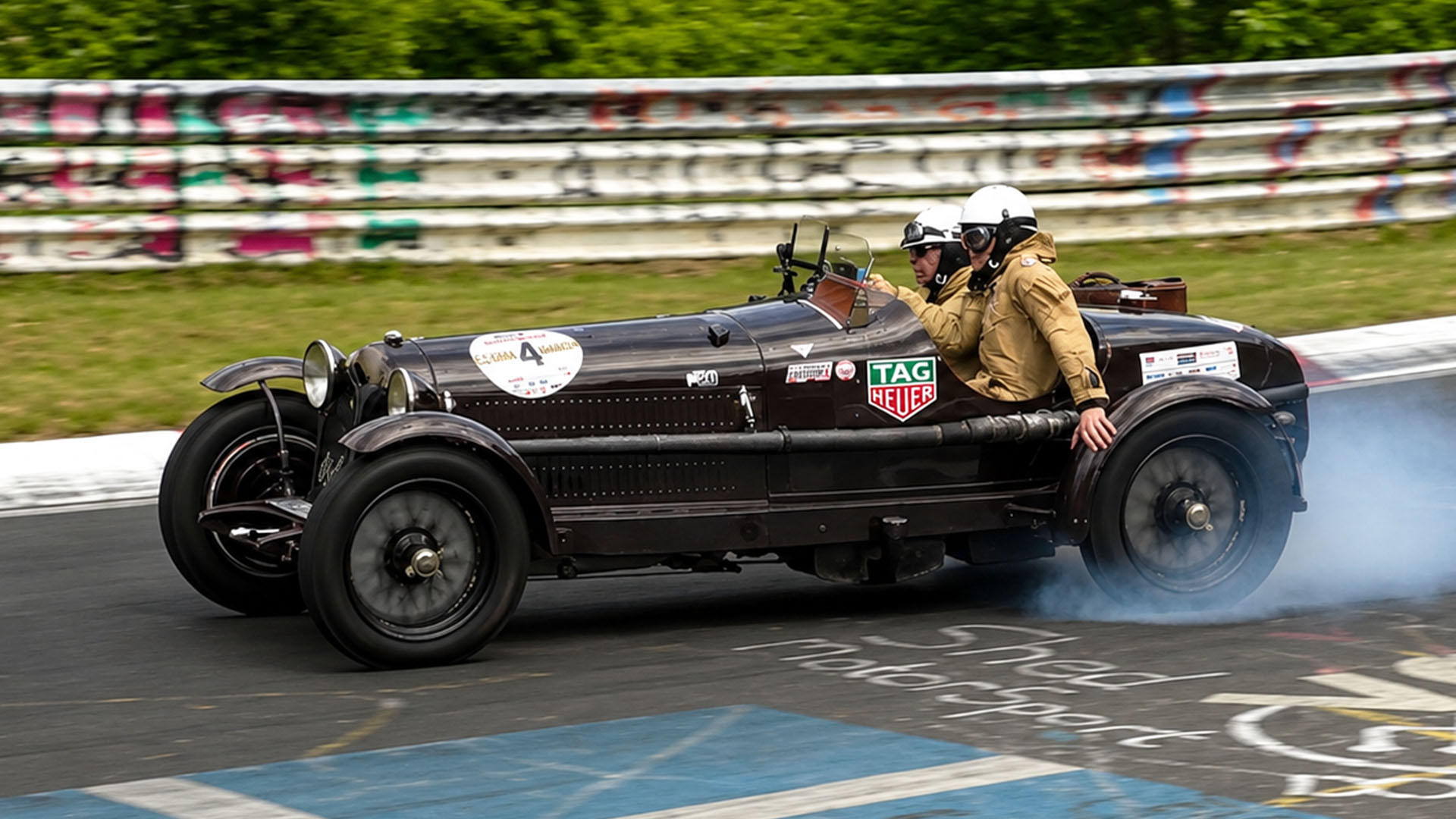 Un'auto storica al limite nel giro mozzafiato al Nürburgring