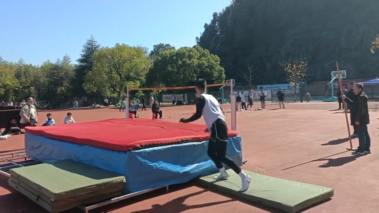 Quick-thinking saves high jumper in Zhejiang