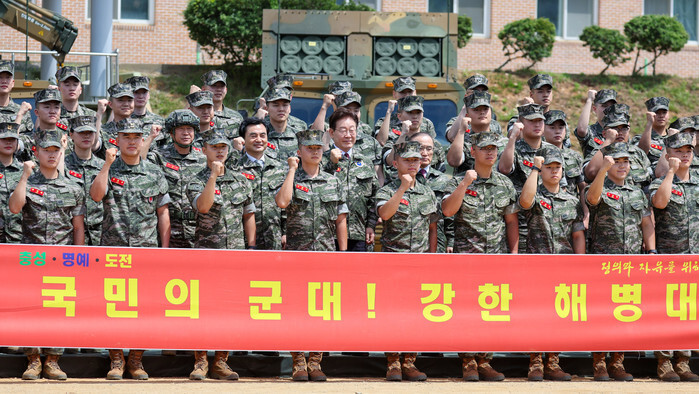 Lee visits Marine Corps unit to mark Korean War anniv.
