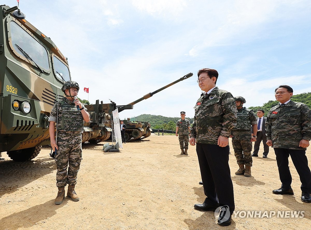 Lee visits Marine Corps unit to mark Korean War anniv.