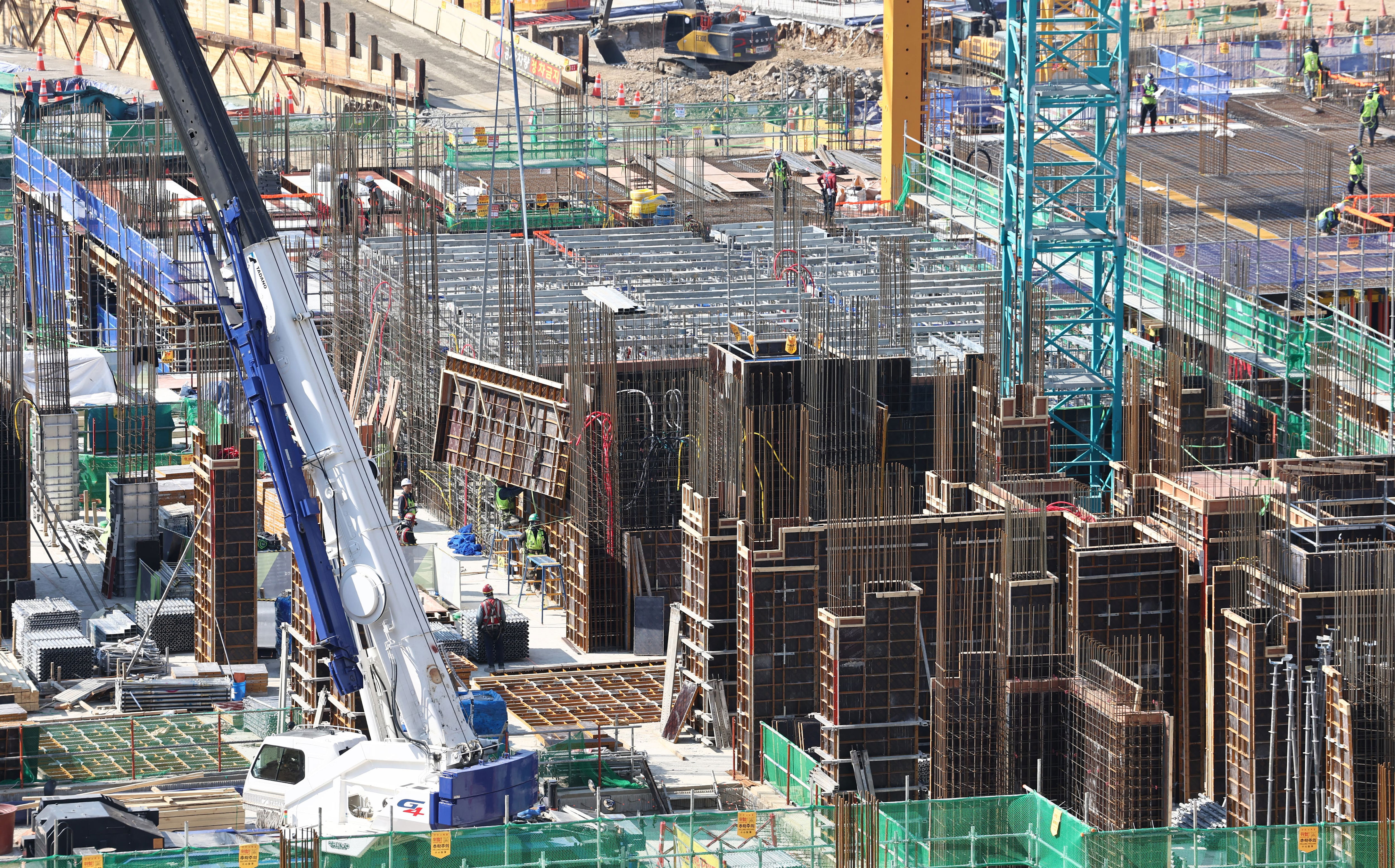 Bank of Korea warns construction, petrochemical sectors pose risks