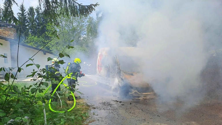Video! Hier geht Lieferwagen plötzlich in Flammen auf