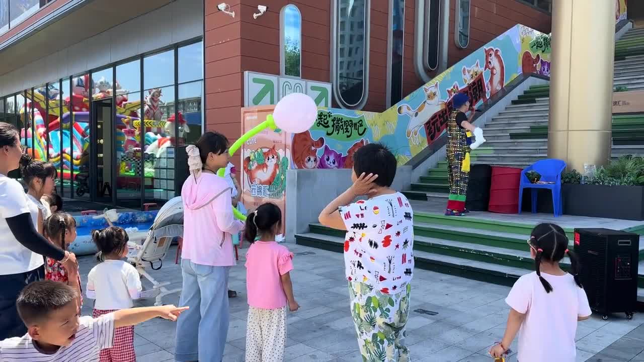 Golden retriever unexpectedly wins party game in Hebei, China