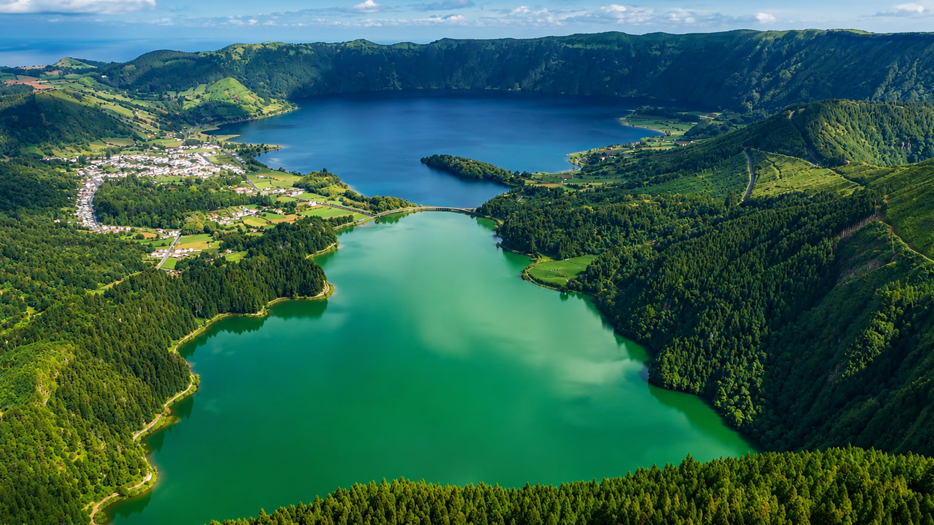 Mengapa danau-danau ini berbeda warna?