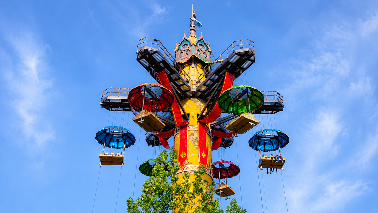 Toverland Dragonwatch: rit en thematisering van dichtbij bekeken