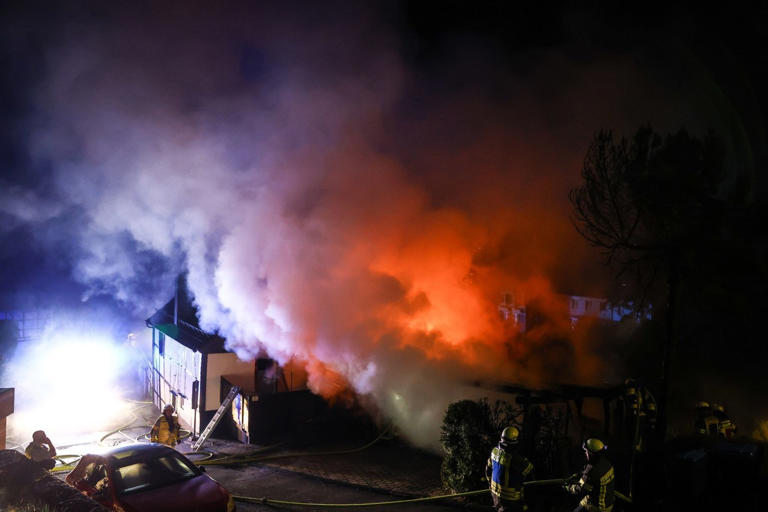 Zwei Autos und ein Carport brennen in Wengern