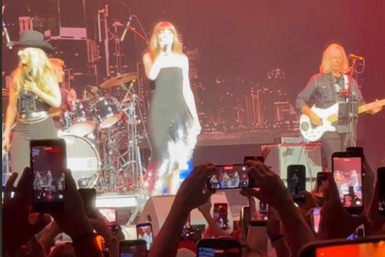 Taylor Swift sings 'Love Story' duet with Lainey Wilson in surprise ...