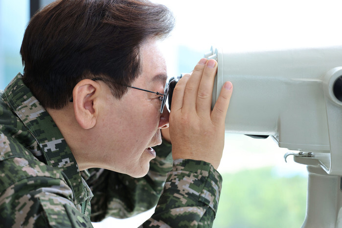 Lee visits Marine Corps unit to mark Korean War anniv.