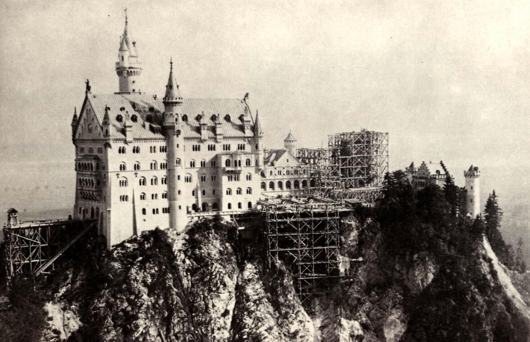Fascinating images of Germany's famous attractions then and now