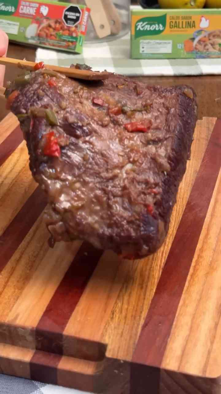 Tapa de asado a la cacerola jugosa y tierna