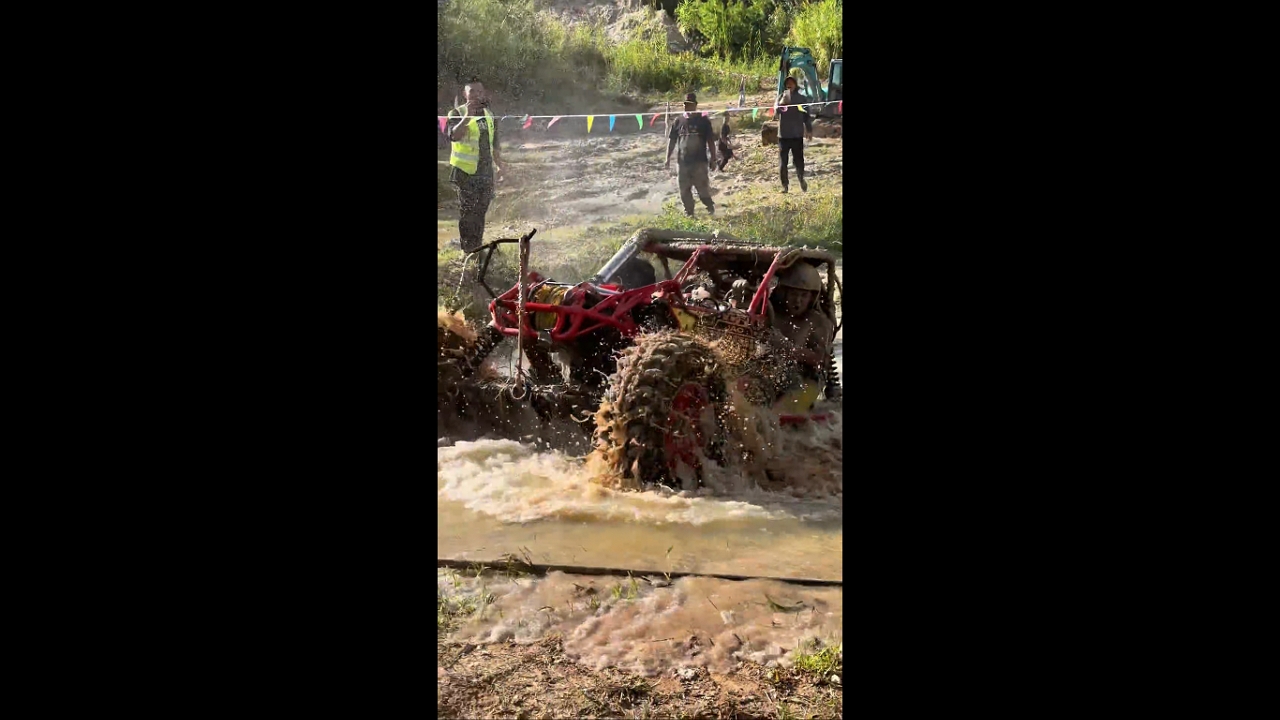 Off-road buggy conquers mud in Yunnan!