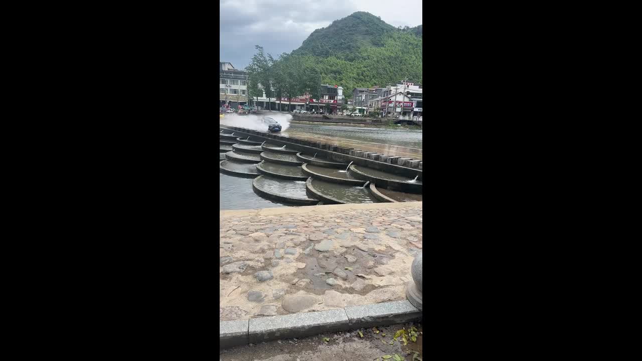 MG7 hits concrete after driving through shallow river crossing in Anhui ...