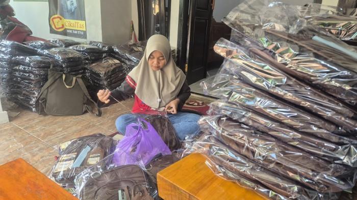 Tak sekadar bisnis, Winoto membangun usaha Cikal Tas demi membuka ...