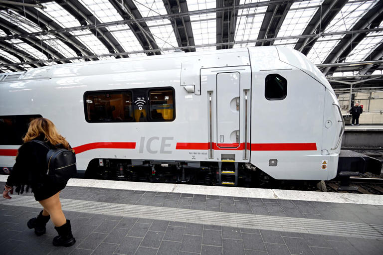 Germany trains resume after technical glitch paralyzes network