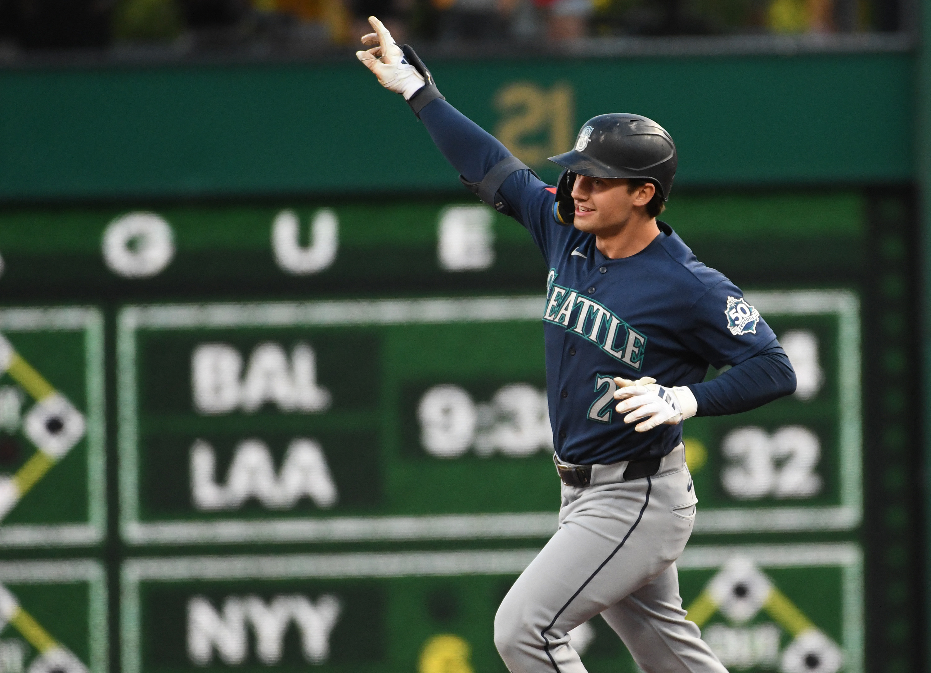 Cole Young conecta jonrón de 2 carreras y Marineros vencen 3-2 a Piratas