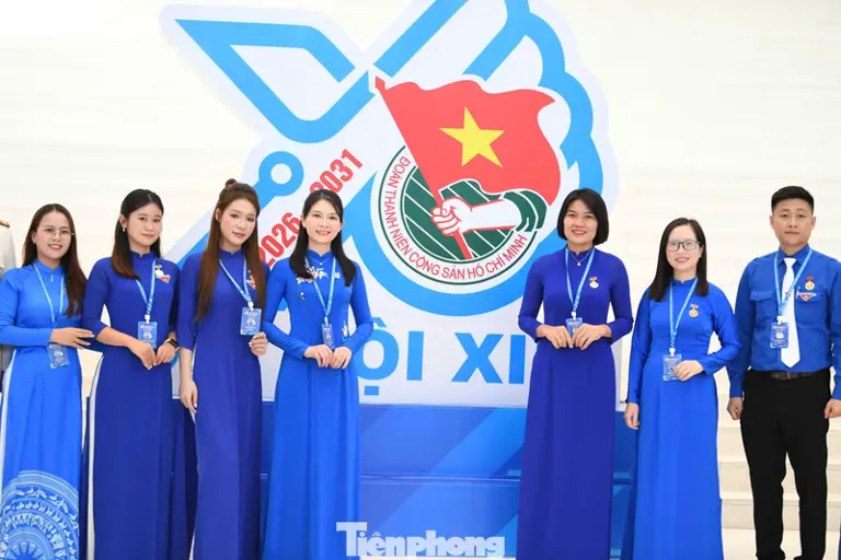Đại biểu Đại hội Đoàn XIII sôi nổi check-in tại gian trưng bày Báo Tiền ...