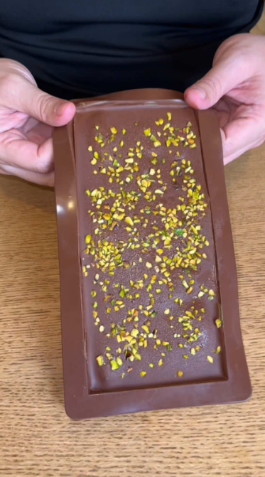Barre de chocolat riche aux dattes et aux pistaches croquantes