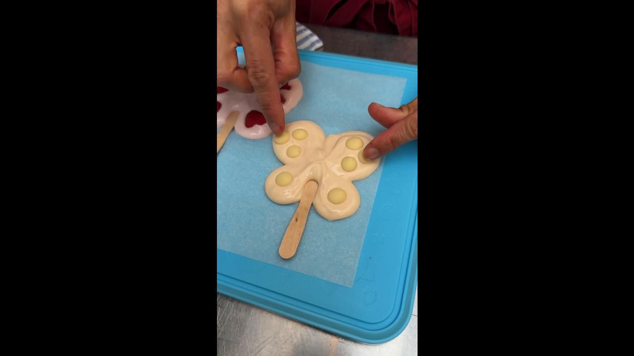 Mini gelato allo yogurt con decorazione a farfalla