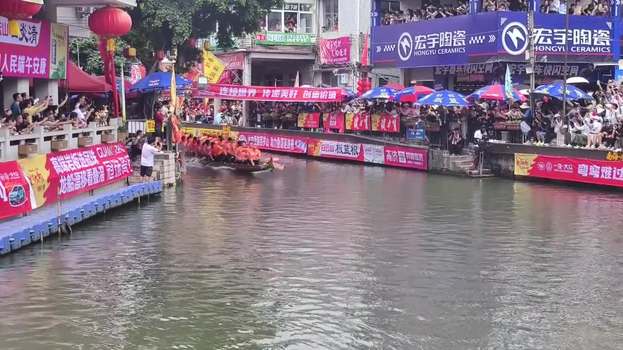 Dragon boat team capsizes after collision during race in Guangdong, China