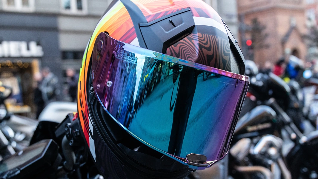 Choosing a safe and comfortable motorcycle helmet