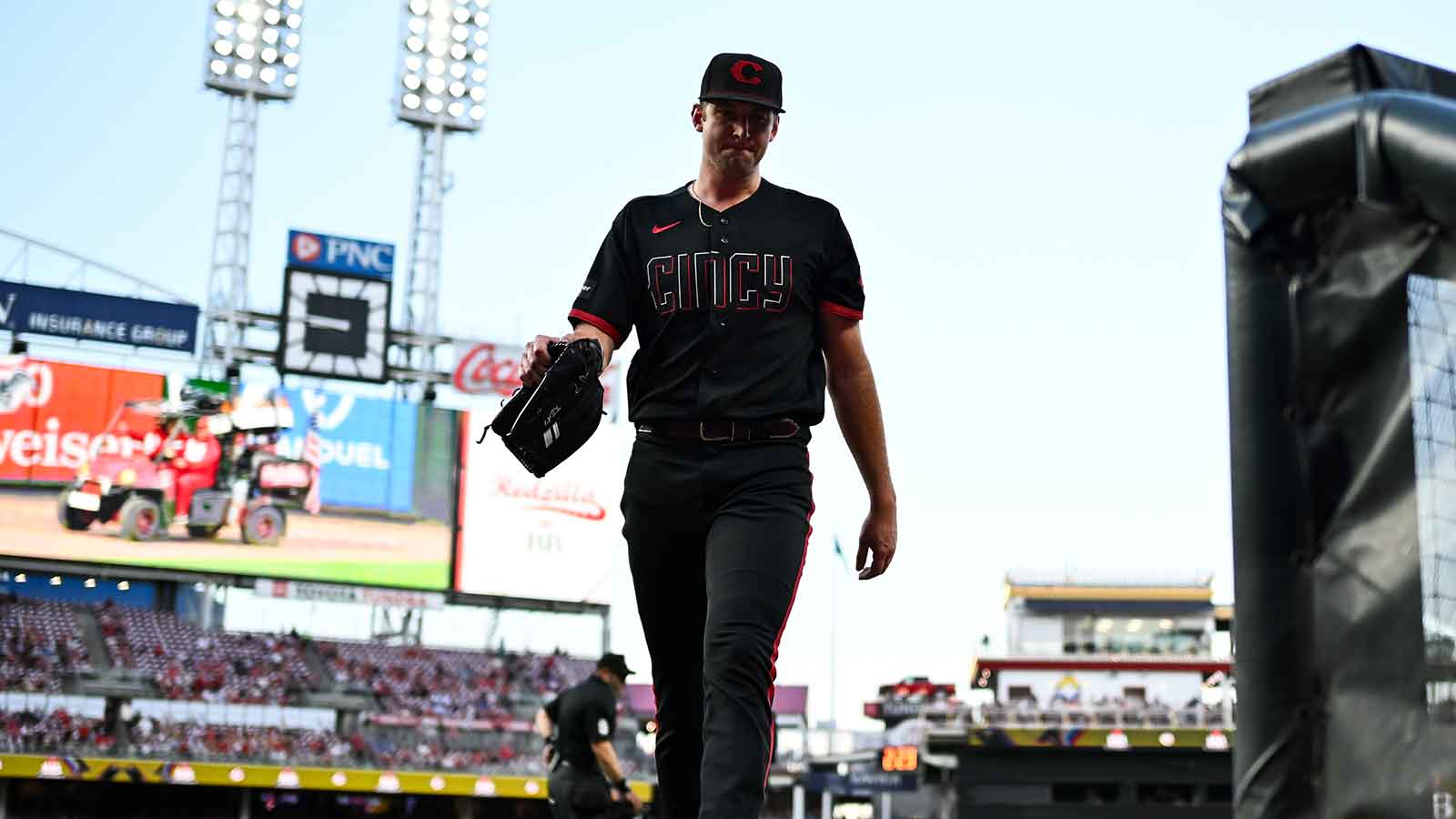 Reds’ Nick Lodolo exits Brewers game with wrist injury