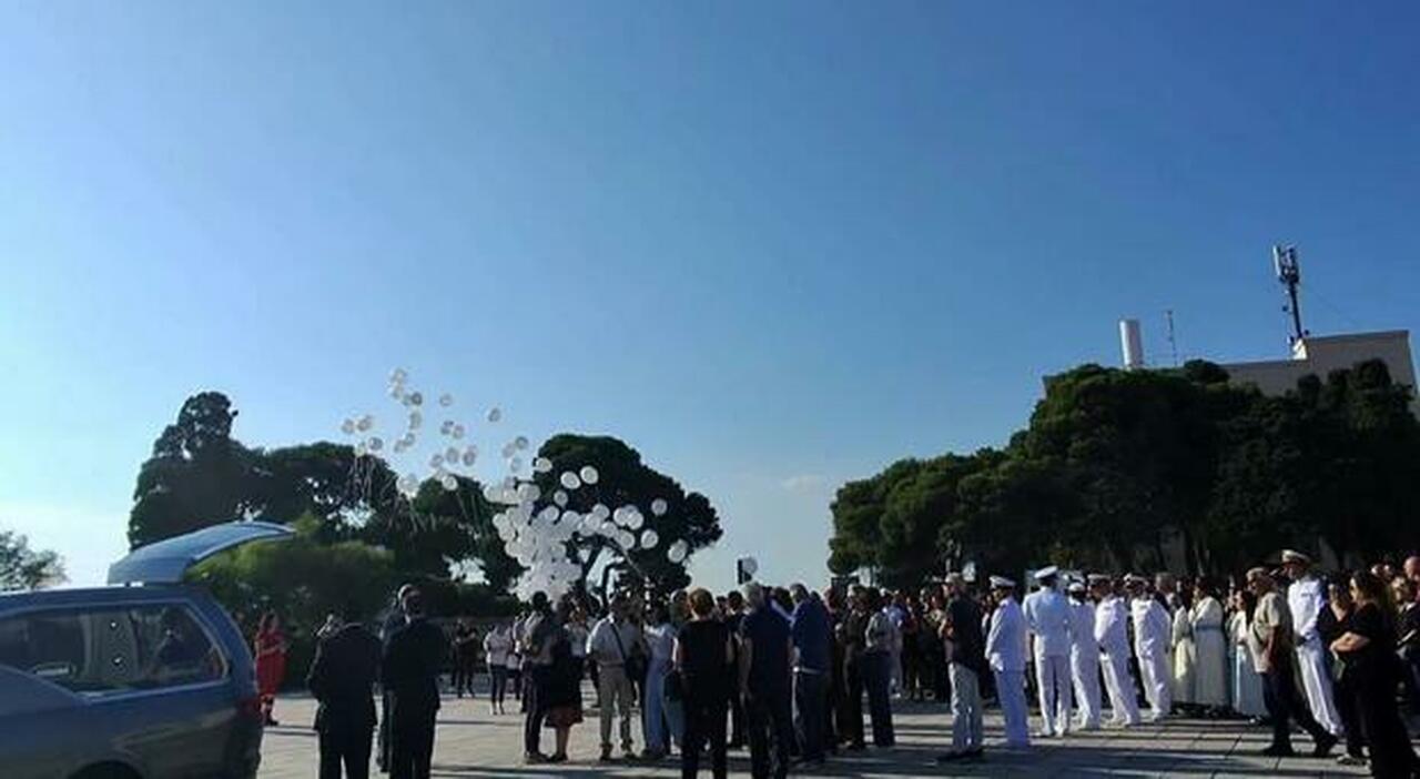 Addio a Lavinia, bimba morta in culla all'asilo. Palloncini bianchi e ...