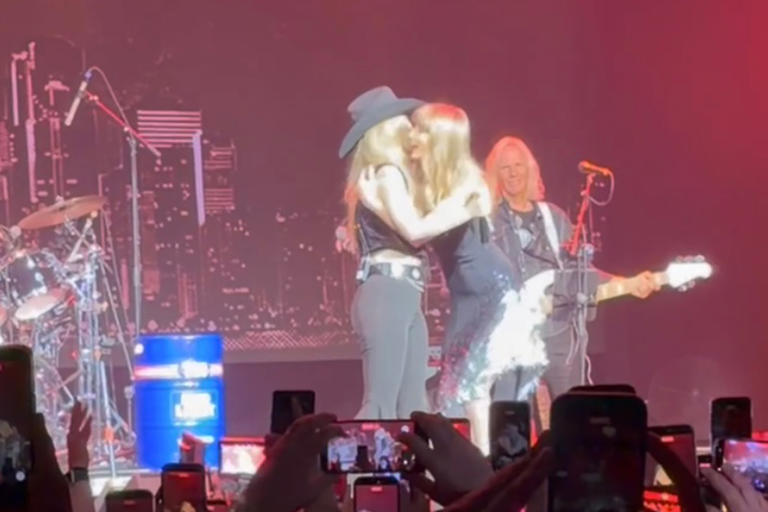 Taylor Swift sings 'Love Story' duet with Lainey Wilson in surprise ...