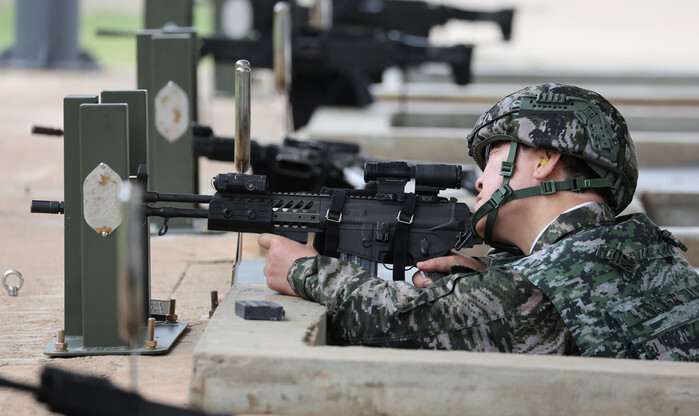 Lee visits Marine Corps unit to mark Korean War anniv.