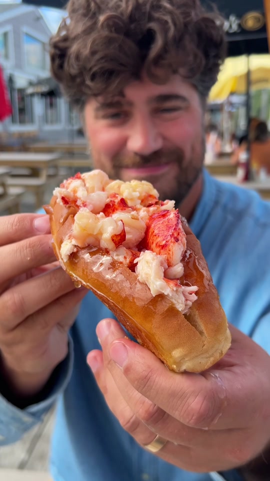 Lobster rolls and fried seafood Connecticut coastal food experience