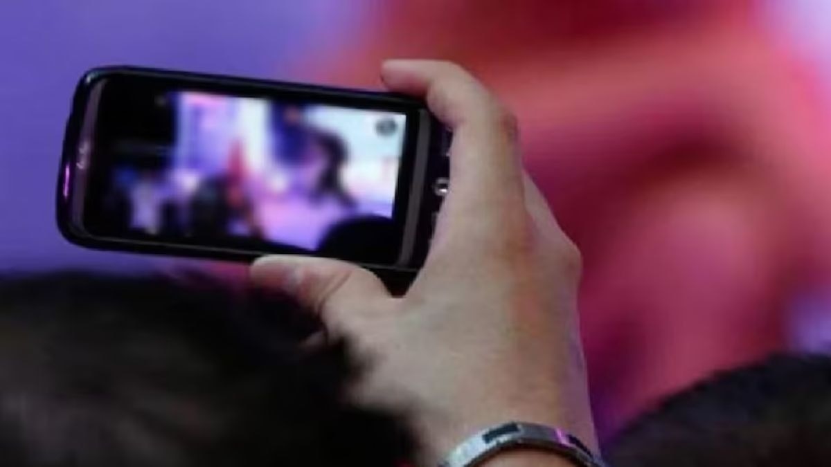Man sends woman's private pics to her fiance. She, her parents die by ...