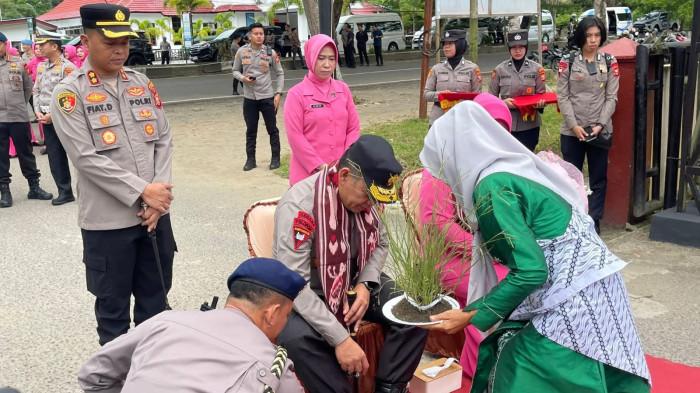 Kapolda Maluku Utara kunjungan perdana ke Halteng, disambut tradisi ...