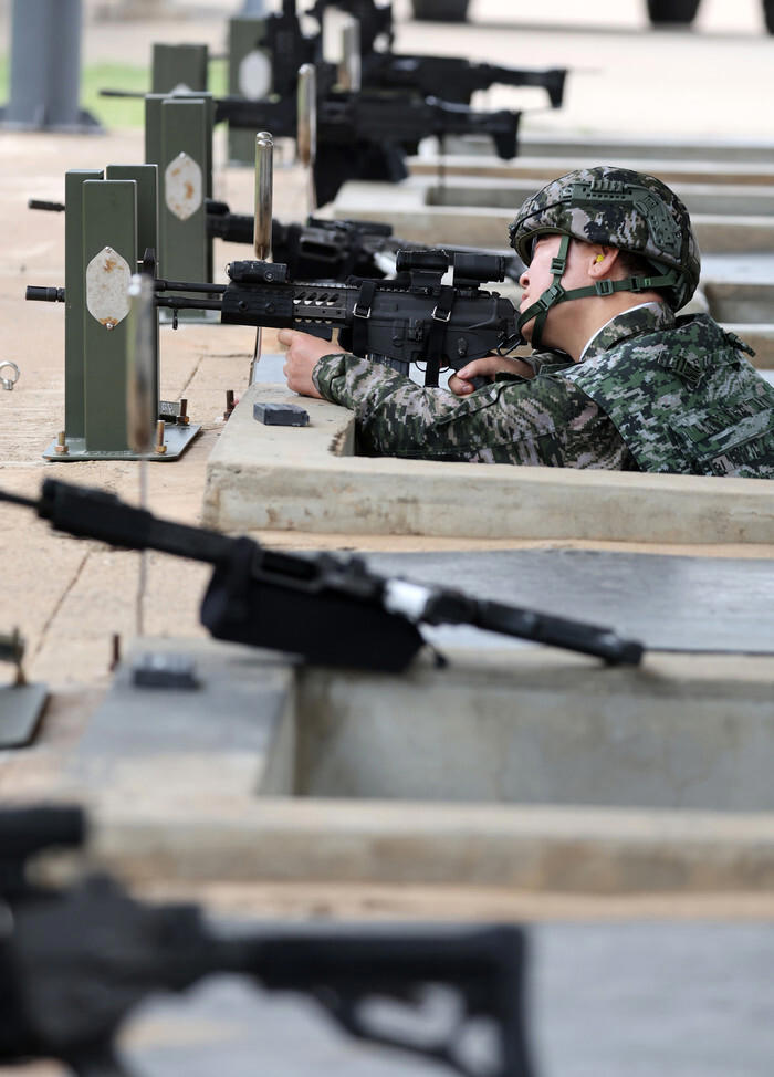 Lee visits Marine Corps unit to mark Korean War anniv.