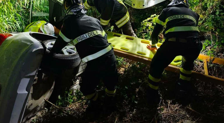 Muore nell'auto precipitata nella scarpata, il corpo ritrovato dal ...