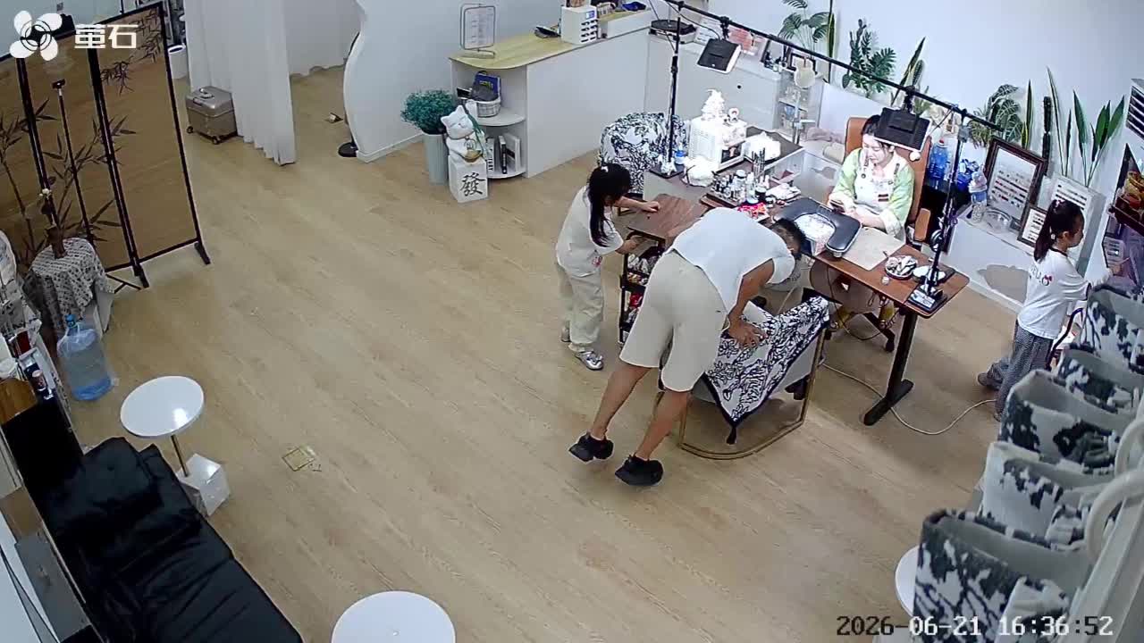 Man attempting headstand falls and knocks over lamp in Henan, China