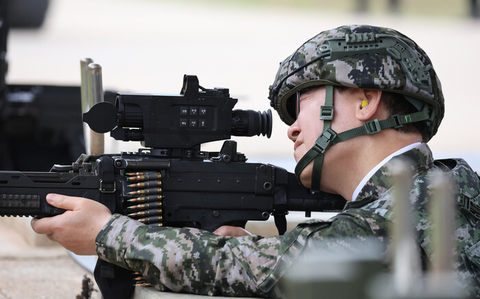 Lee visits Marine Corps unit to mark Korean War anniv.