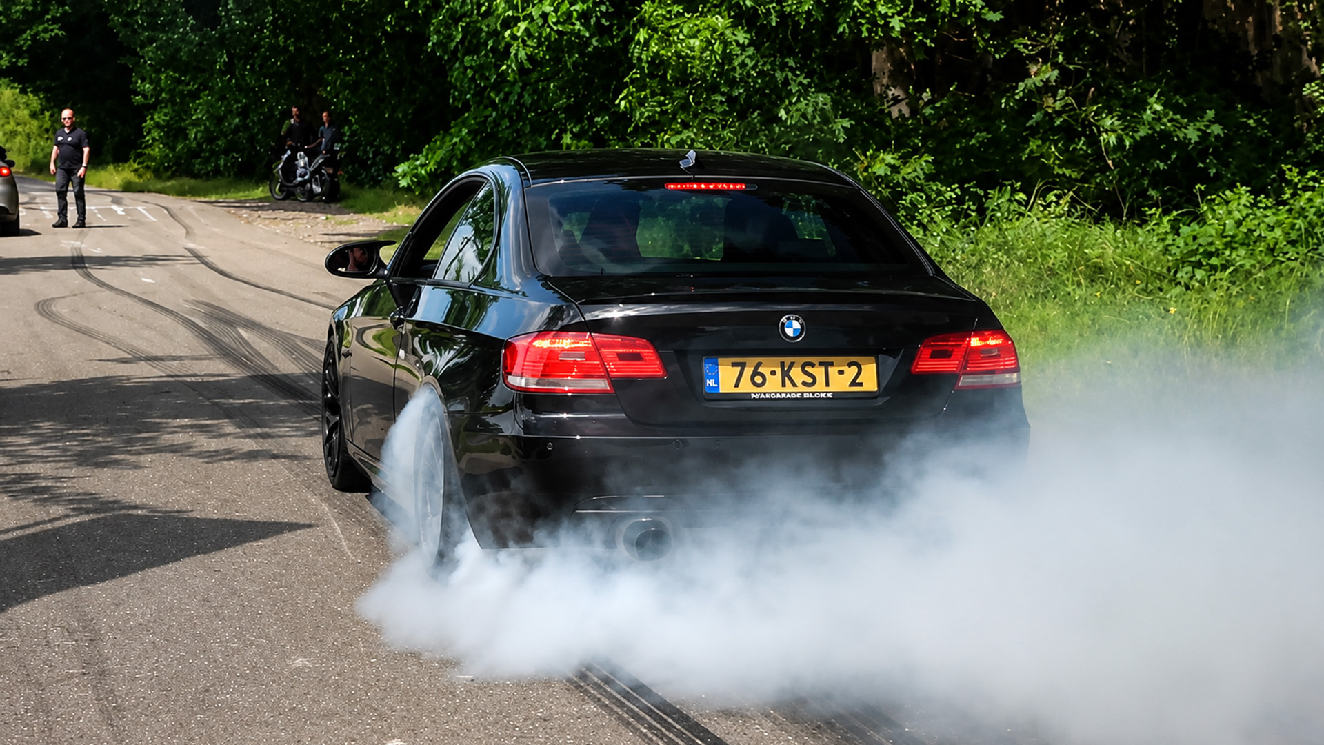 BMW M3 coupé burnout op open weg wordt riskant