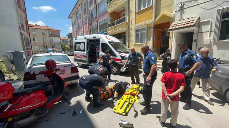 Motosiklet hareket eden otomobile çarptı: Anne ile kızının yaralandığı ...