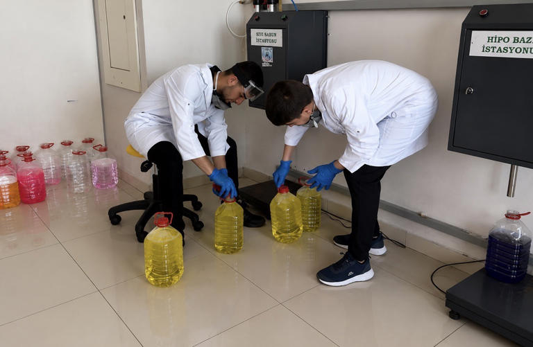 Ağrı’da temizlik ve hijyen ürünleri üreten öğrenciler hem öğreniyor hem ...