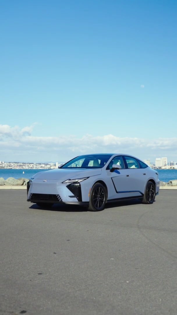 The new Lexus ES 350e Premium in Skylight Blue