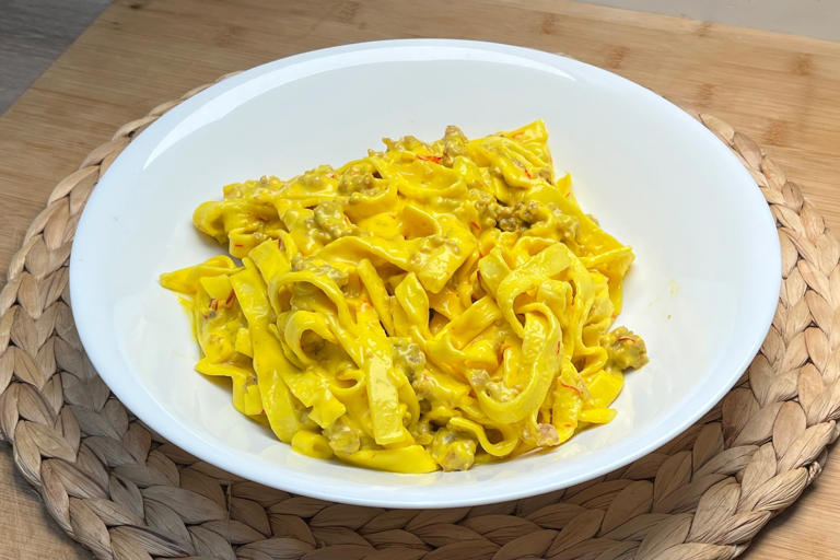 Pasta zafferano e salsiccia: il primo piatto da perdere la testa