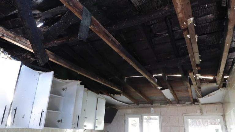Yangın söndü ama kabus bitmedi! Çatısı olmayan 22 dairelik apartmanda ...