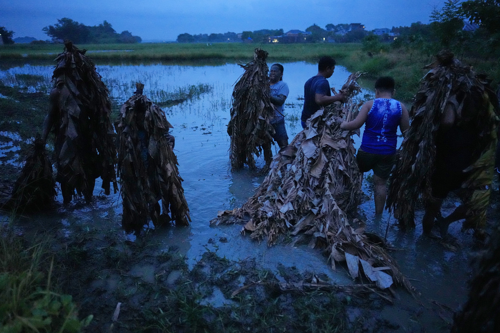 Photos show Philippine Catholics smearing mud on their bodies for ...