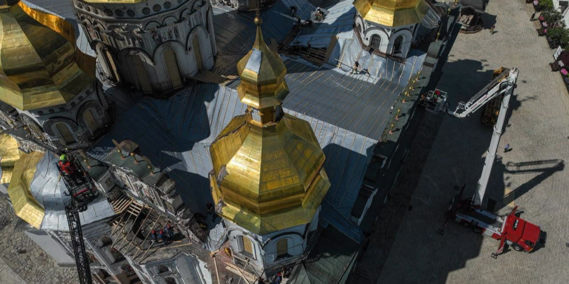 Kyiv Pechersk Lavra repairs damaged cathedral roof after Russian attack