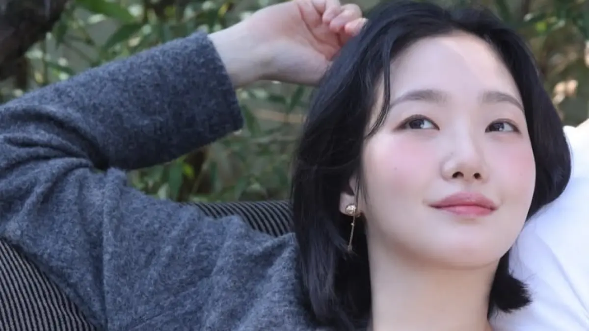 Kim Go Eun tampil memukau di cover digital Harper's Bazaar Korea ...