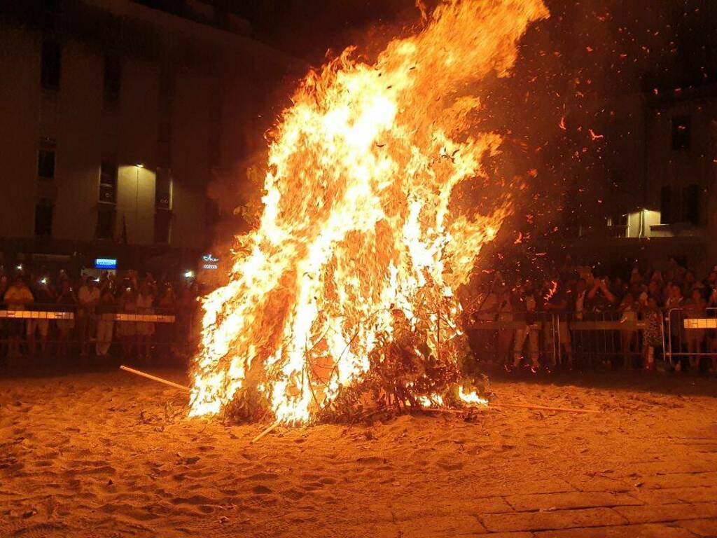 Il fascino della tradizione, genovesi e turisti in piazza per il falò ...